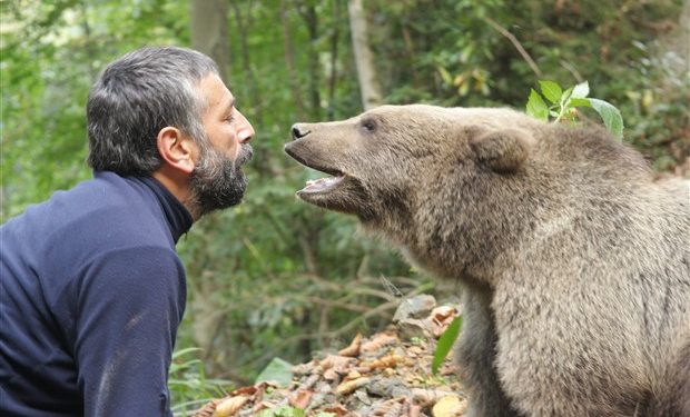 Cemal Gülas ve Ayı Datvi'nin Sevginin Gücünü Hatırlatan Hikayesi ...