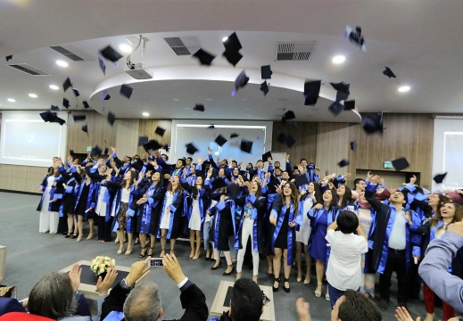 Görme Engelli Kızına 4 Yıl Boyunca Notlarını Okuyan ve Fahri Mezun ...