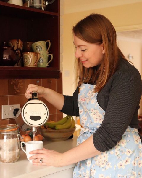 Kadınları Eşlerine "Layık Olabilmeleri" İçin Eğiten Alena Kate Pettitt